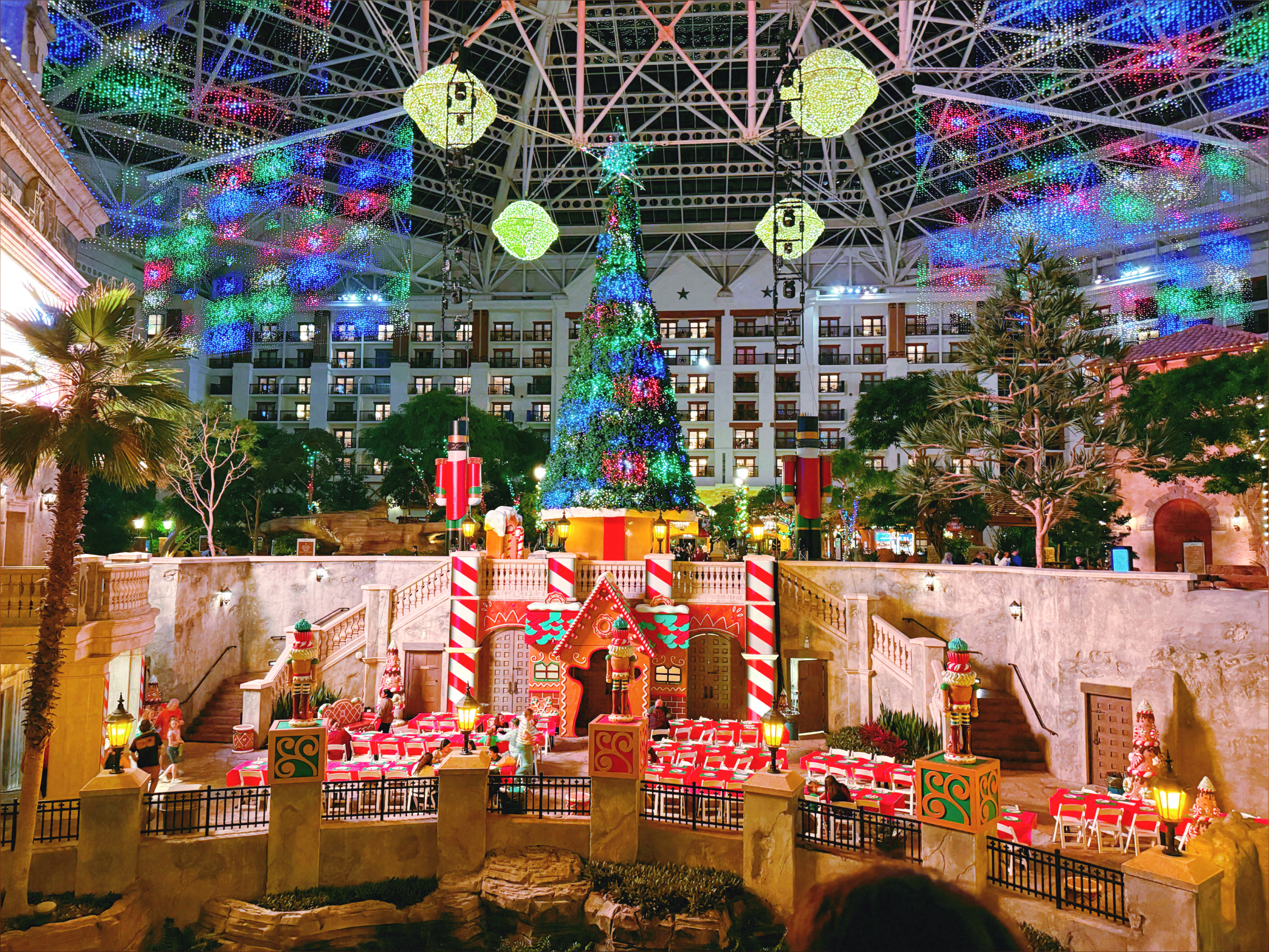 Grapevine's Gaylord Texan Features Elf for 2025 Ice Show